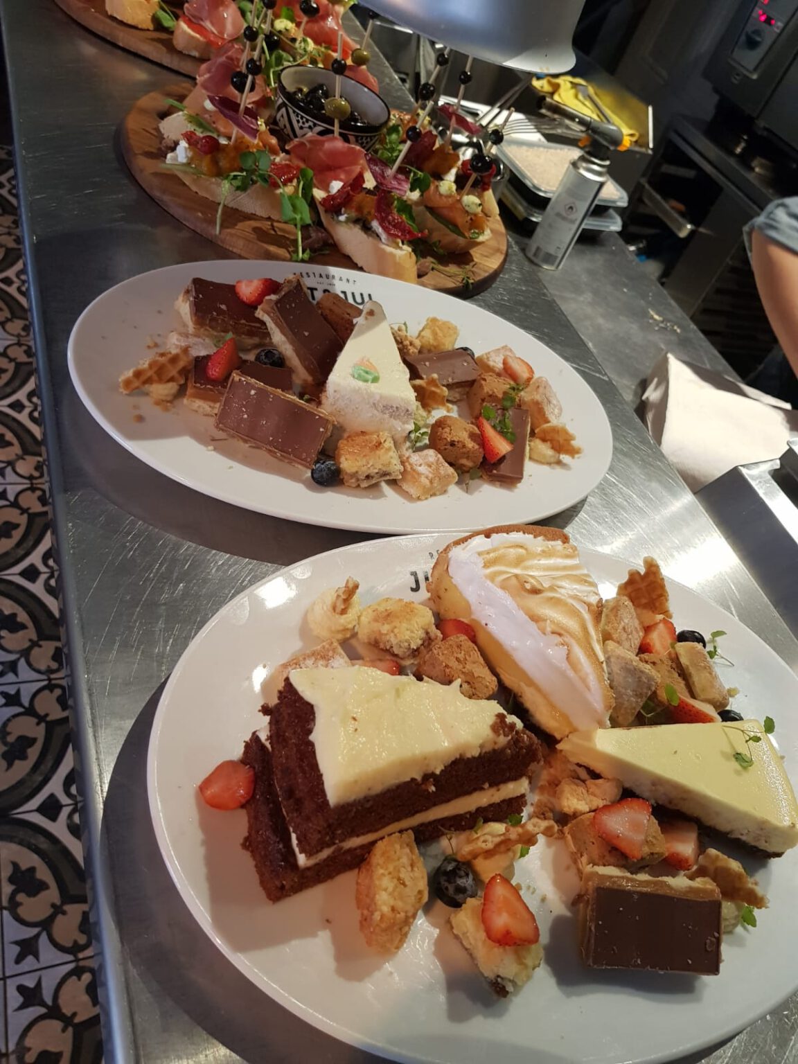 Jut & Jul – Restaurant & Catering
